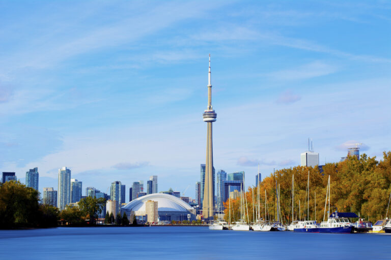 What are two major attractions in Toronto? | ToNiagara