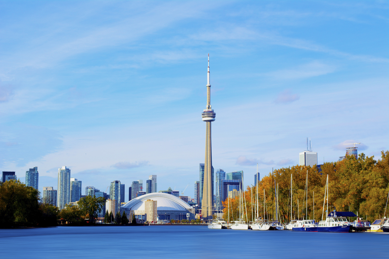 What are two major attractions in Toronto? | ToNiagara